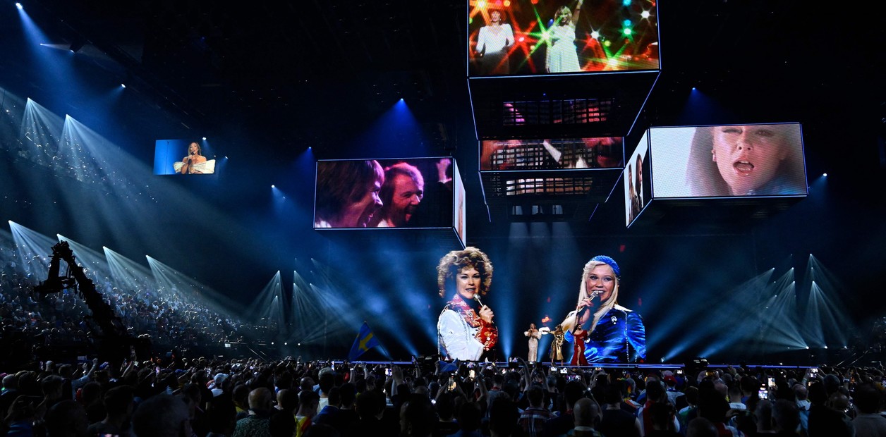 Como hologramas, así aparecieron los integrantes de ABBA en la final de ...